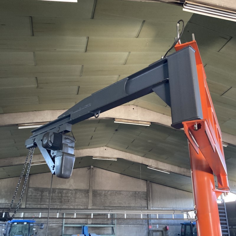 Takel DEMAG op zwenkbare arm